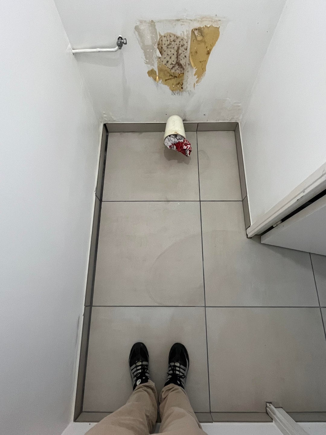 Carreleur pro laisse 1 cm de creu entre plinthe et carrelage ...