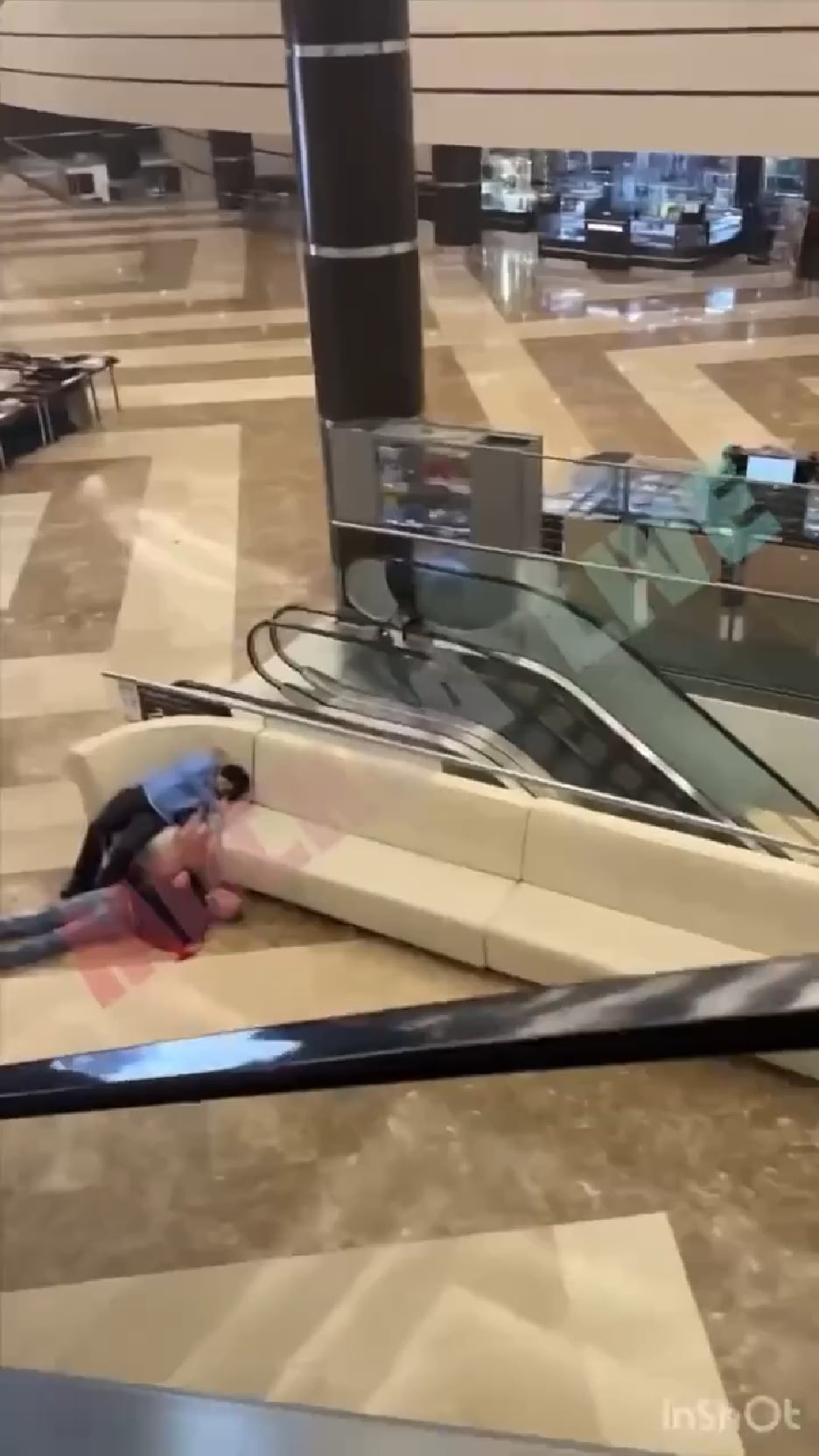 Graphic video of ppl evacuating from Crocus through dead bodies ...